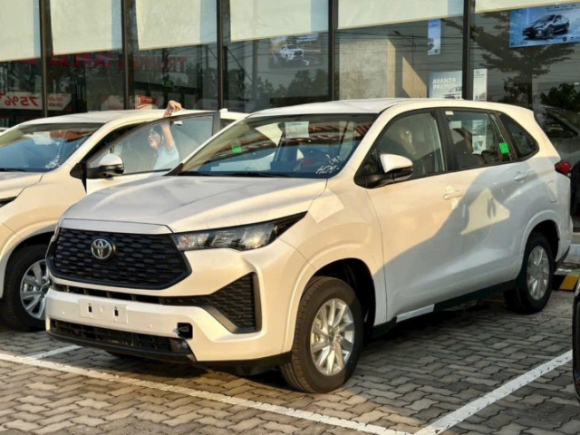 Toyota Innova Cross 2.0G chính thức ra mắt với giá 730 triệu đồng